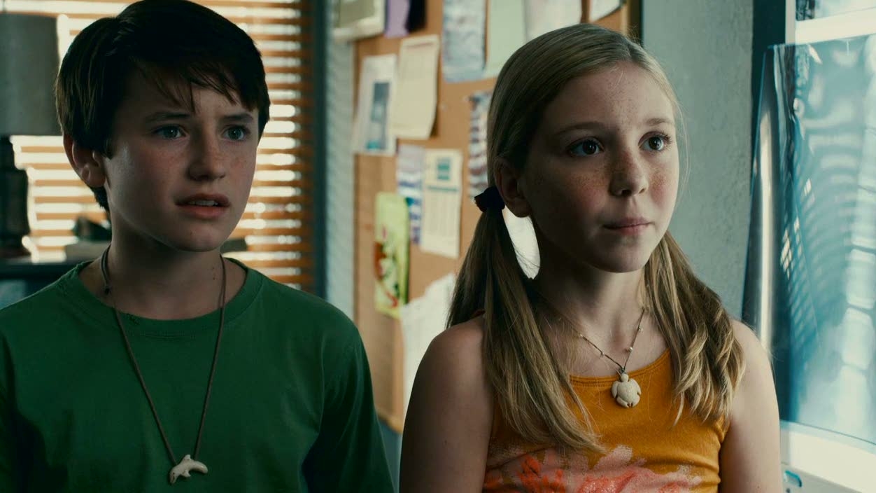Dolphin Tale 2 Sawyer And Hazel Kiss